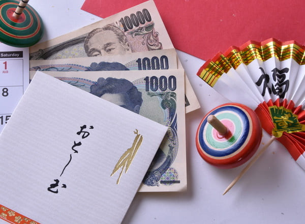 お年玉はいくらあげるべき？気になる金額の相場を年齢別に徹底調査！｜iyomemo（いよめも）